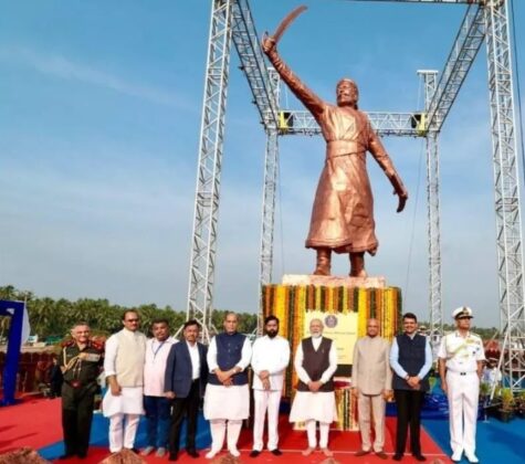 मालवणच्या समुद्र किनाऱ्यावरील शिवरायांचा पुतळा कोसळला, शिवप्रेमींमध्ये संताप - Mandesh Express