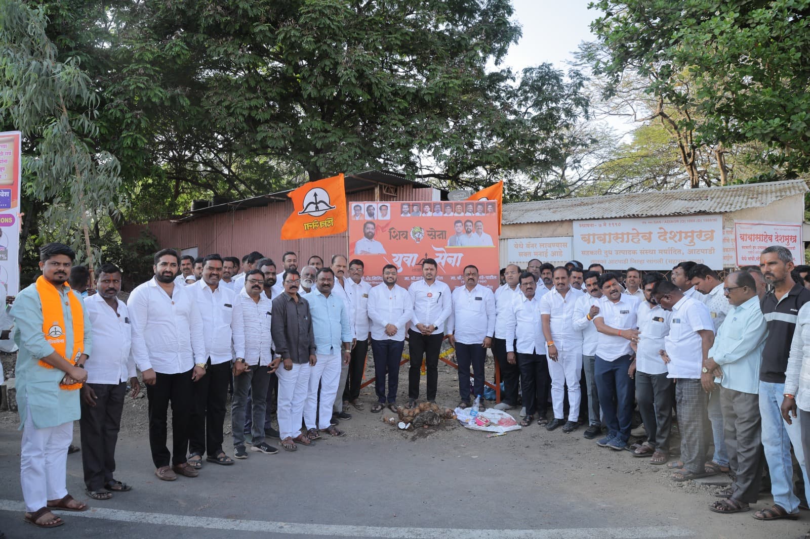 आटपाडीत युवासेनेच्या शाखेचे उद्घाटन - Mandesh Express